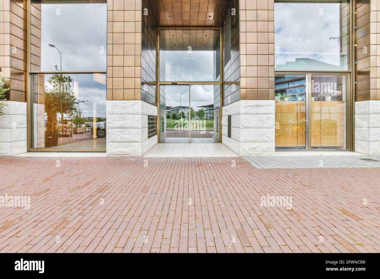 Architecture glass entrance facade hi-res stock photography and images ...