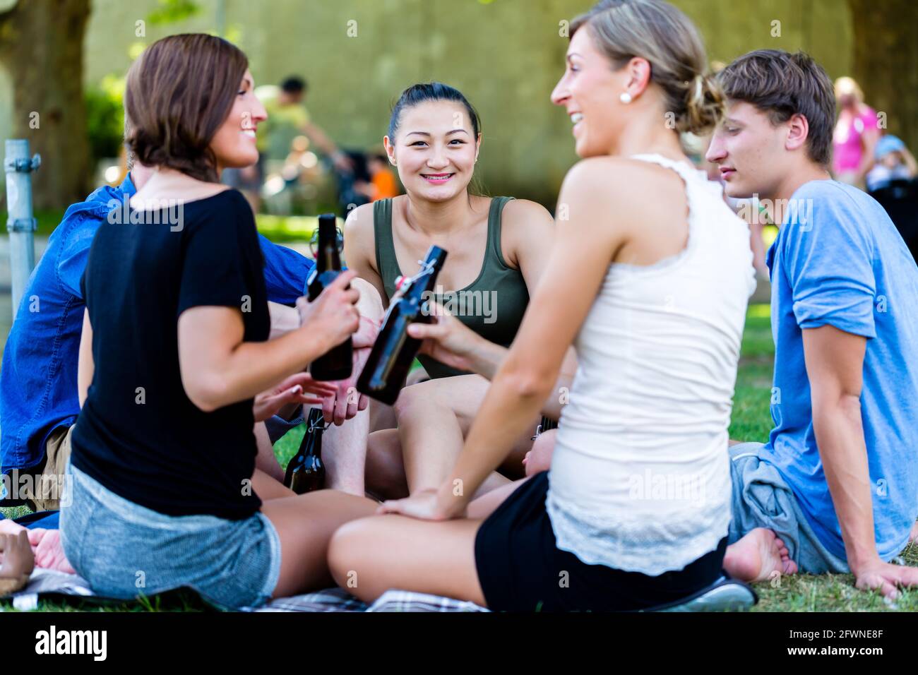 Group of students drinking alcohol hi-res stock photography and images ...