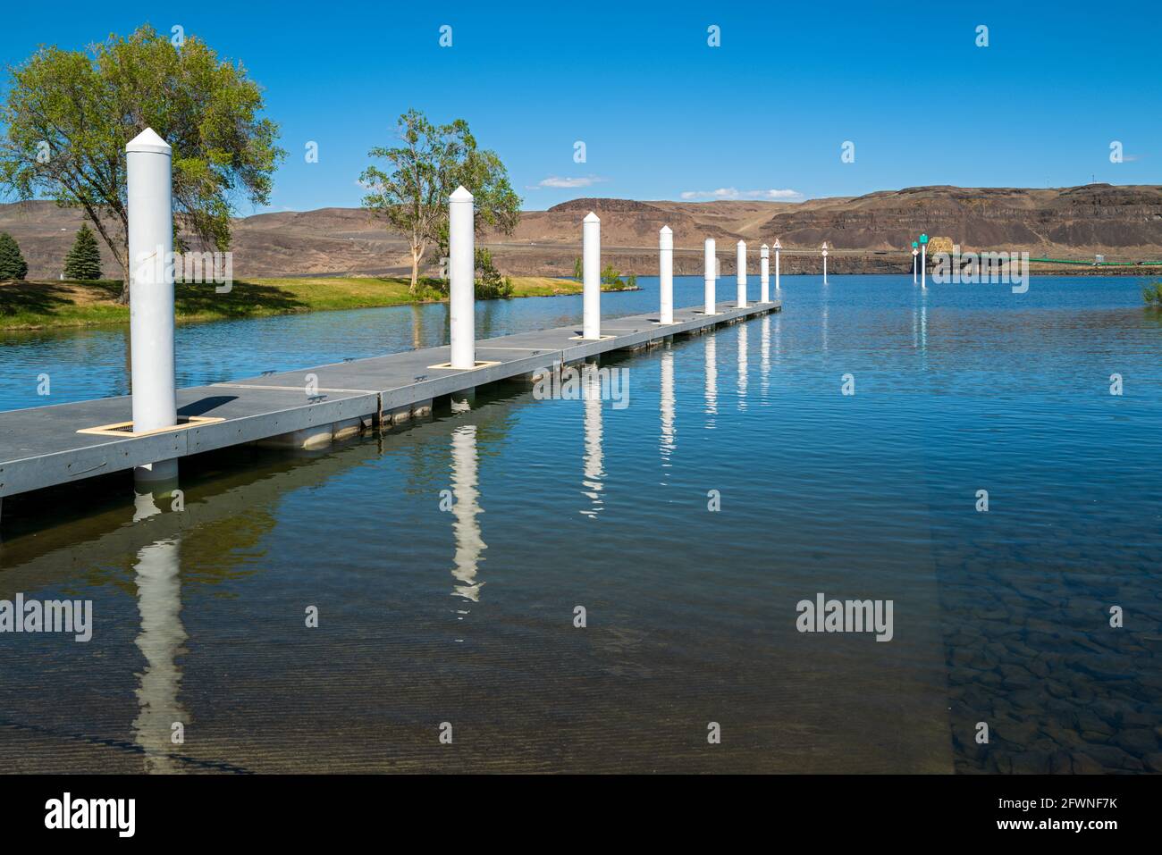 The dock overlooking the Vantage Bridge at Wanapum Recreation Area in ...
