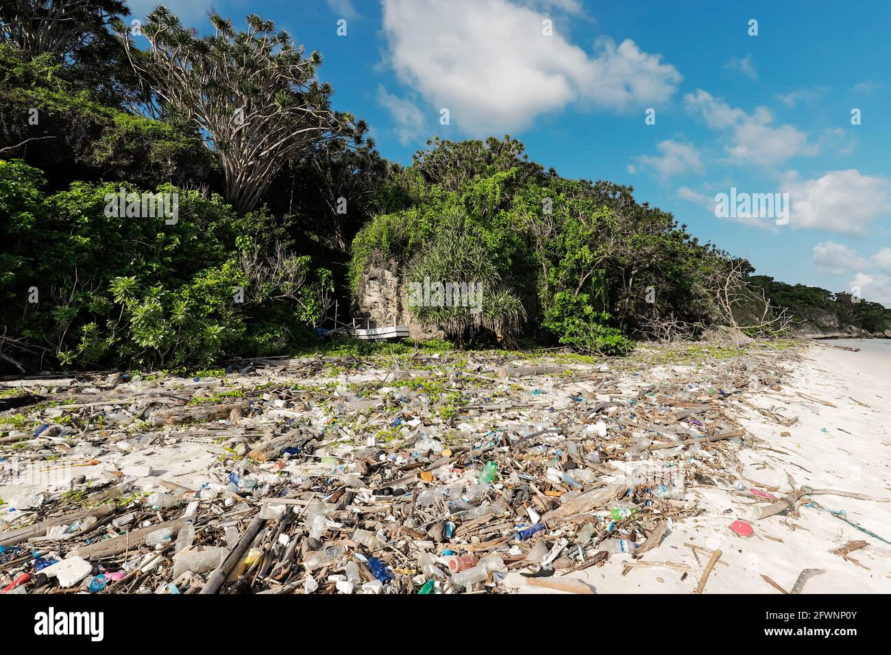 Bottles & waste on this lovely southern beach, an example of Indonesia ...