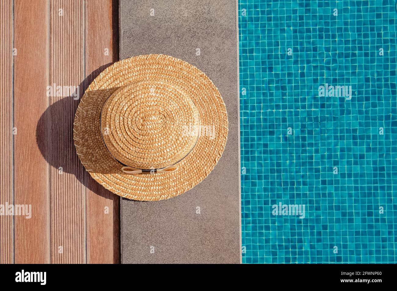 Womans straw hat hi-res stock photography and images - Alamy