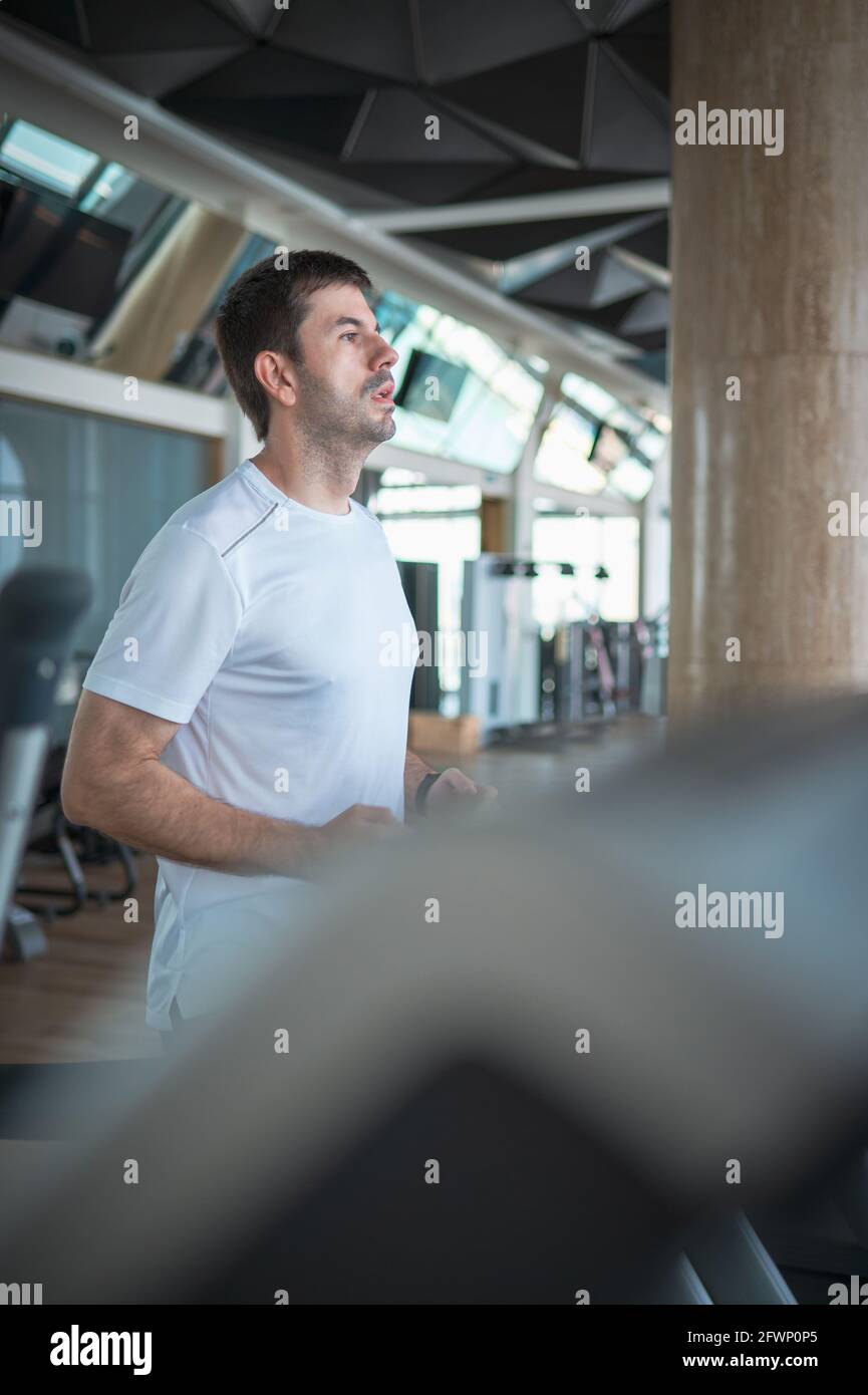 Man running on treadmill hi-res stock photography and images - Alamy