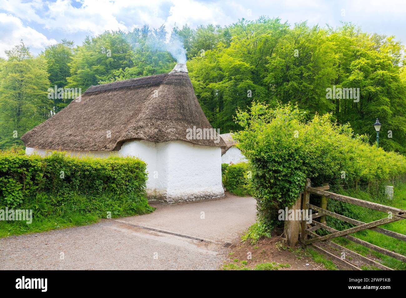 Historic thatched cottage hi-res stock photography and images - Alamy