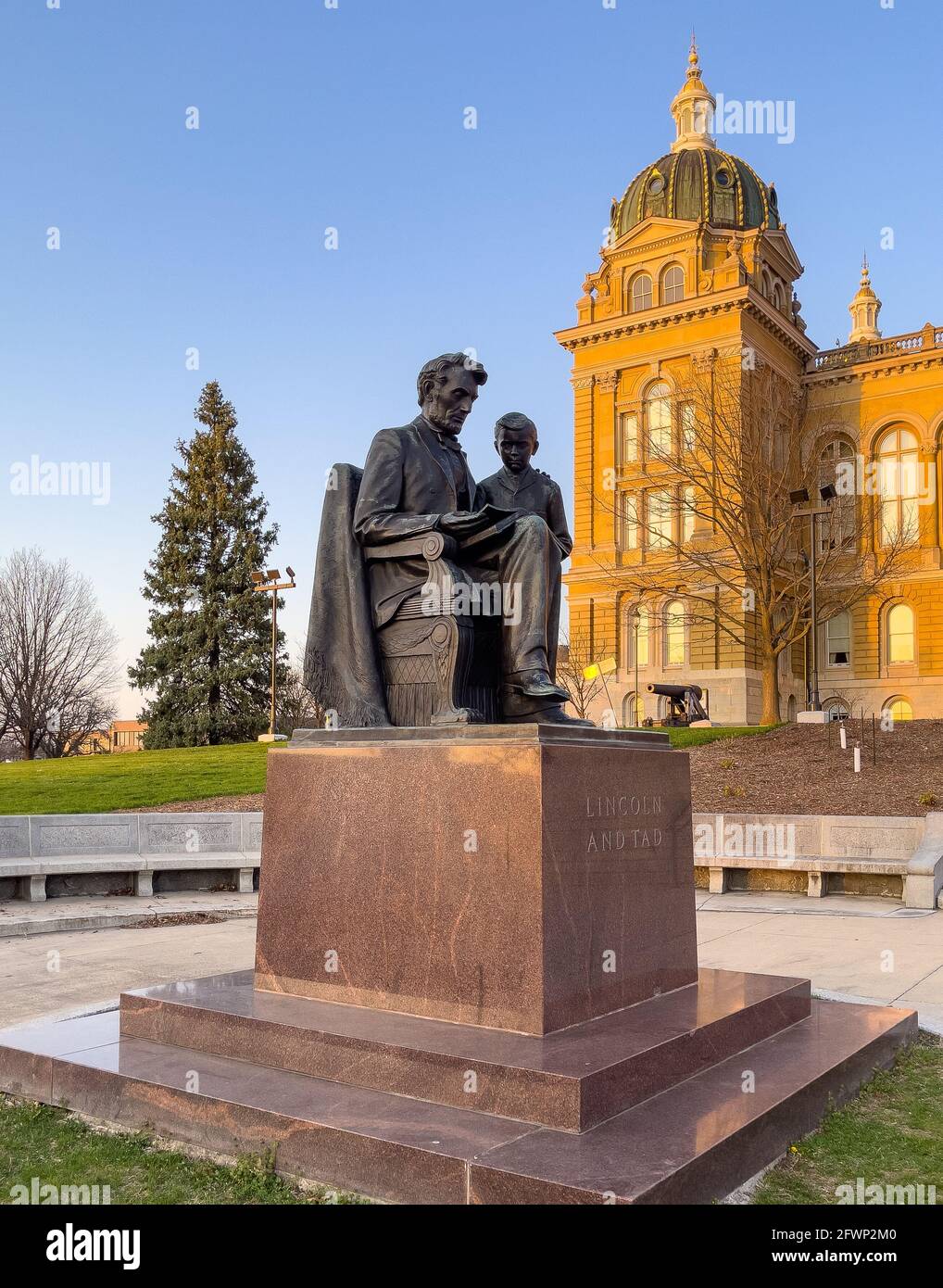 Statue of Abraham and Tad Lincoln at the Iowa State Capitol in Des ...
