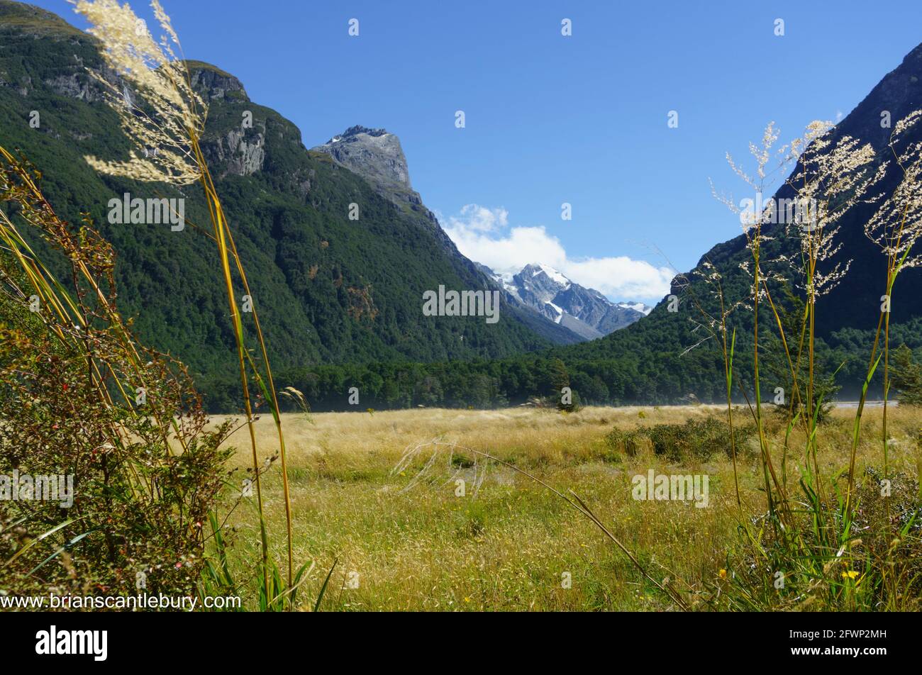 Converging mountains hi-res stock photography and images - Alamy