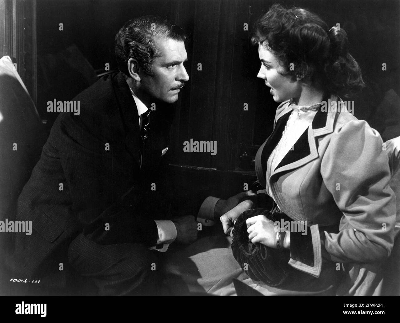 LAURENCE OLIVIER and JENNIFER JONES in CARRIE 1952 director WILLIAM ...