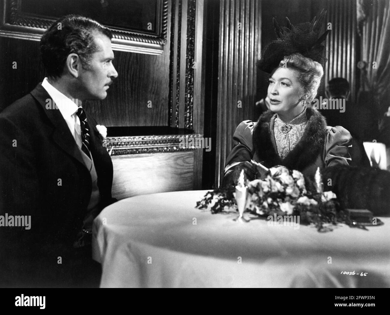 LAURENCE OLIVIER and MIRIAM HOPKINS in CARRIE 1952 director WILLIAM ...