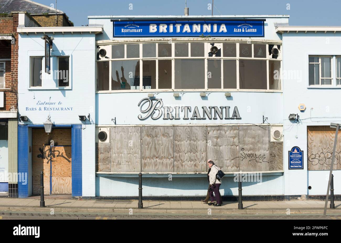 Run down british high street hi-res stock photography and images - Alamy
