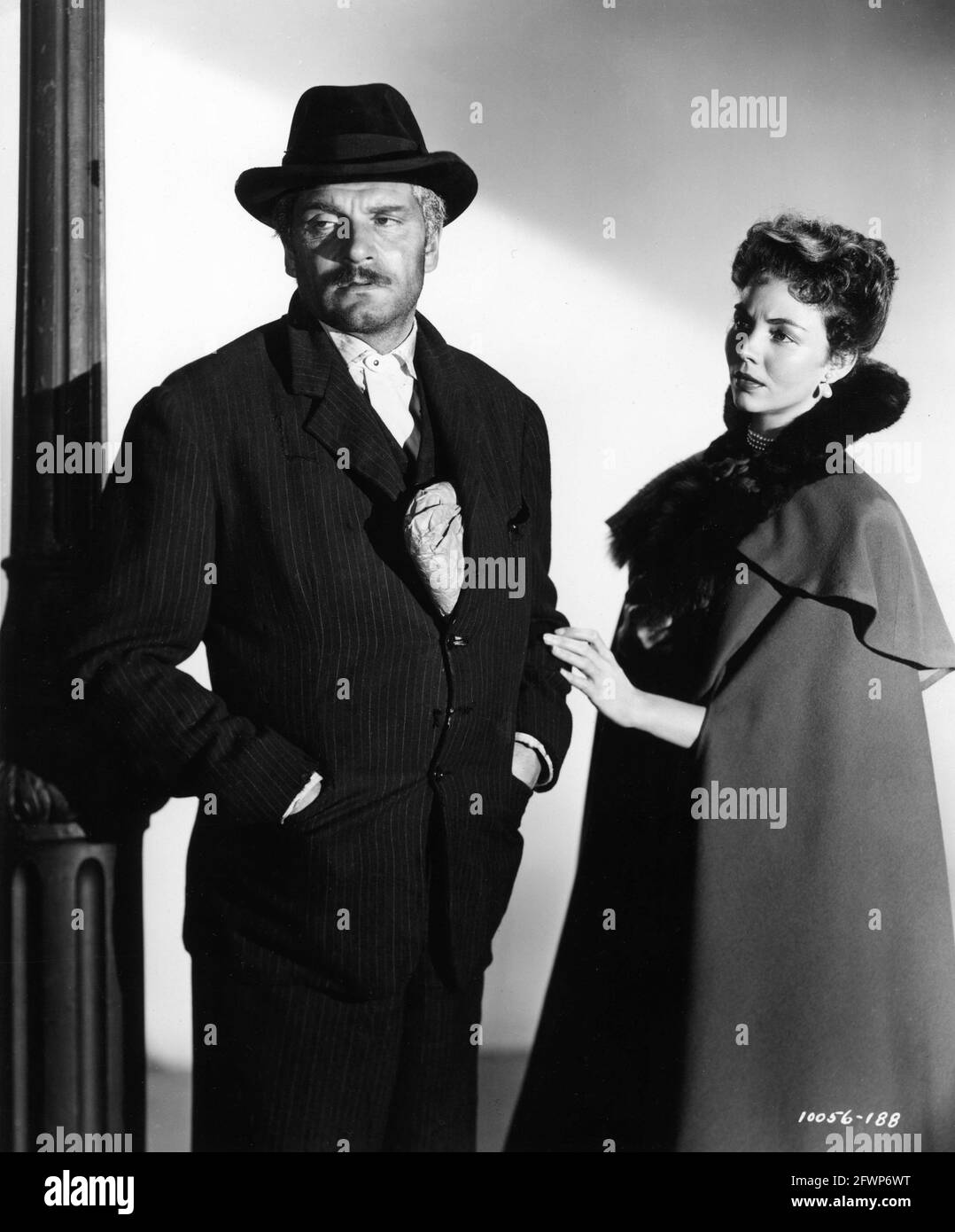 LAURENCE OLIVIER and JENNIFER JONES in CARRIE 1952 director WILLIAM ...