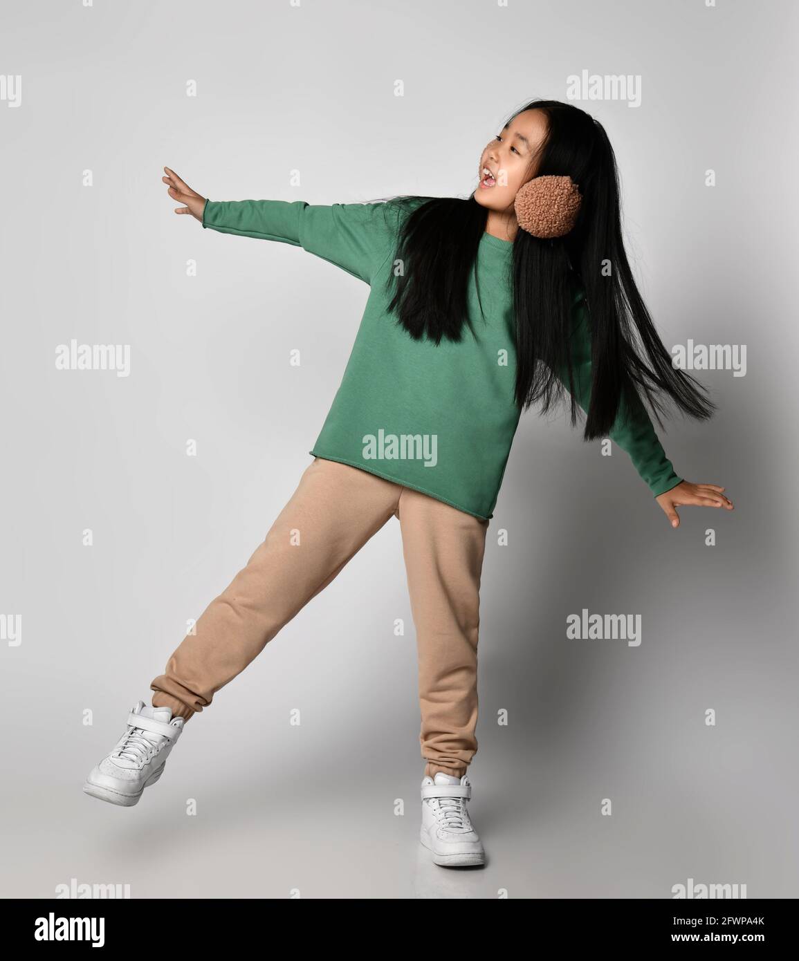 Chinese school girl dancing hi-res stock photography and images - Alamy