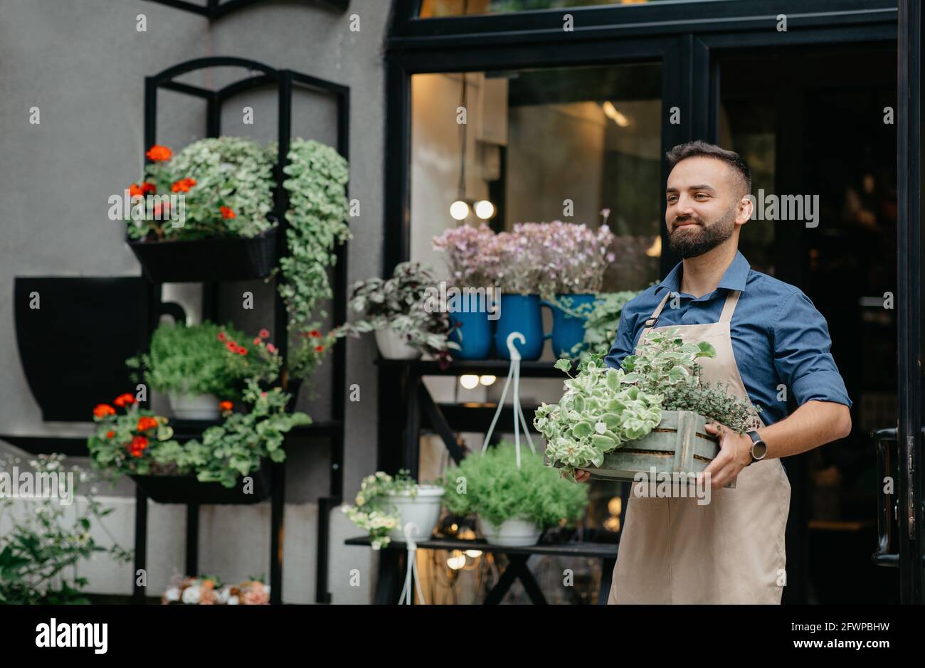 Opening flower shop hi-res stock photography and images - Alamy