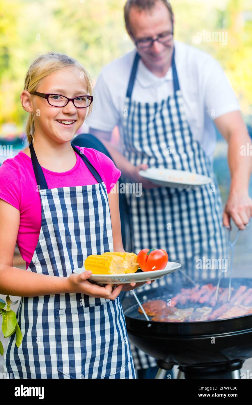 Family eating outdoor tomato hi-res stock photography and images - Alamy