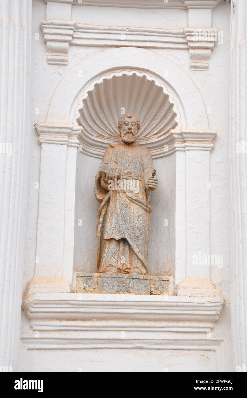 Old statue carved with an arch on a white building Stock Photo - Alamy