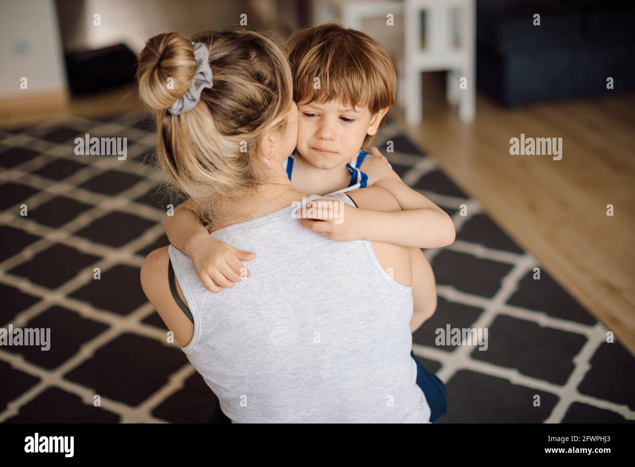 Child does not want to let his mother go to work, cries is capricious ...