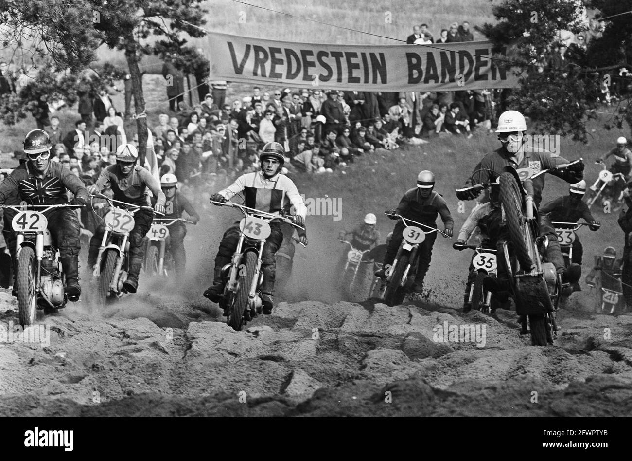 Motocross in Bergharen, the start of the 500 cc, July 25, 1965 ...