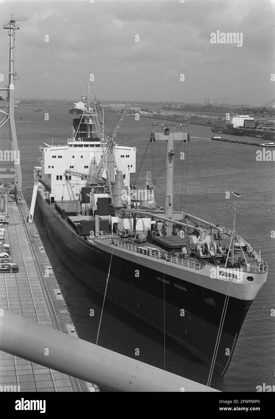 Motor freighter Straat Algoa transferred by Verolme Verenigde ...