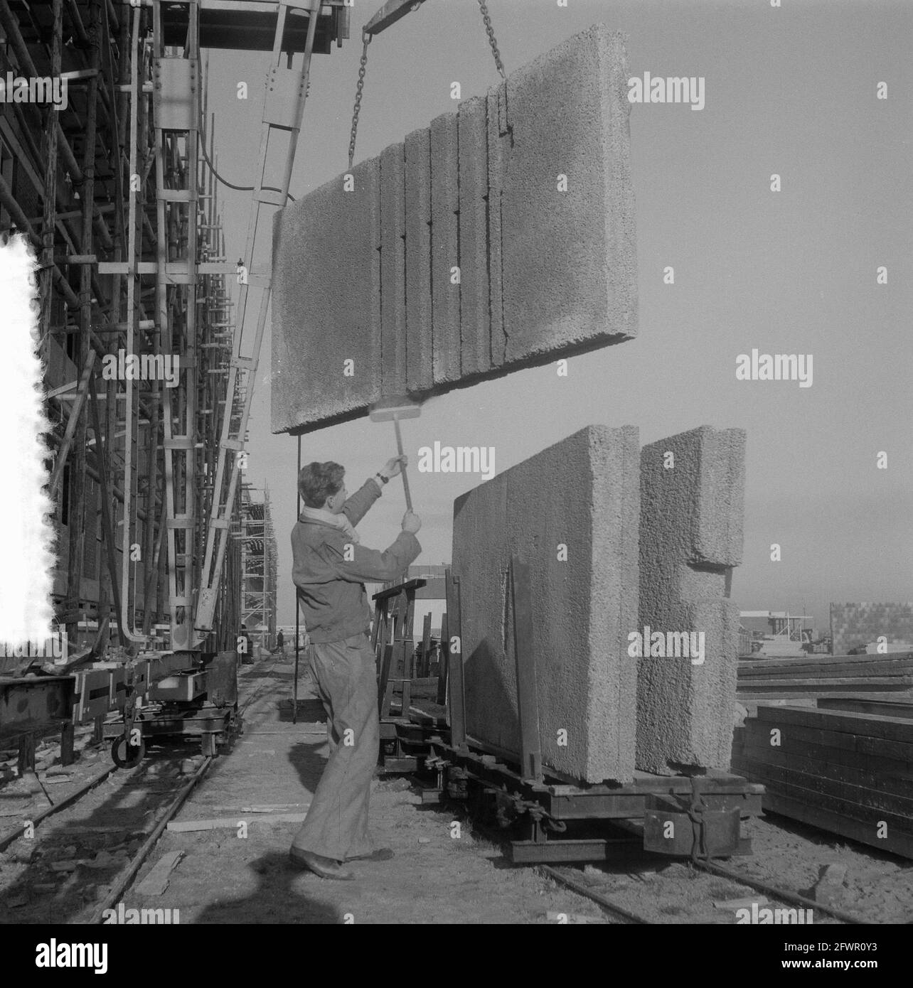 Wall slabs made without masons at new building Geuzenveld, January 2 ...