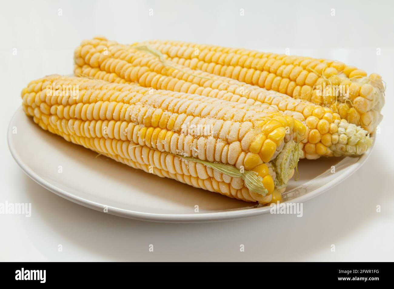Corn on plate hi-res stock photography and images - Alamy