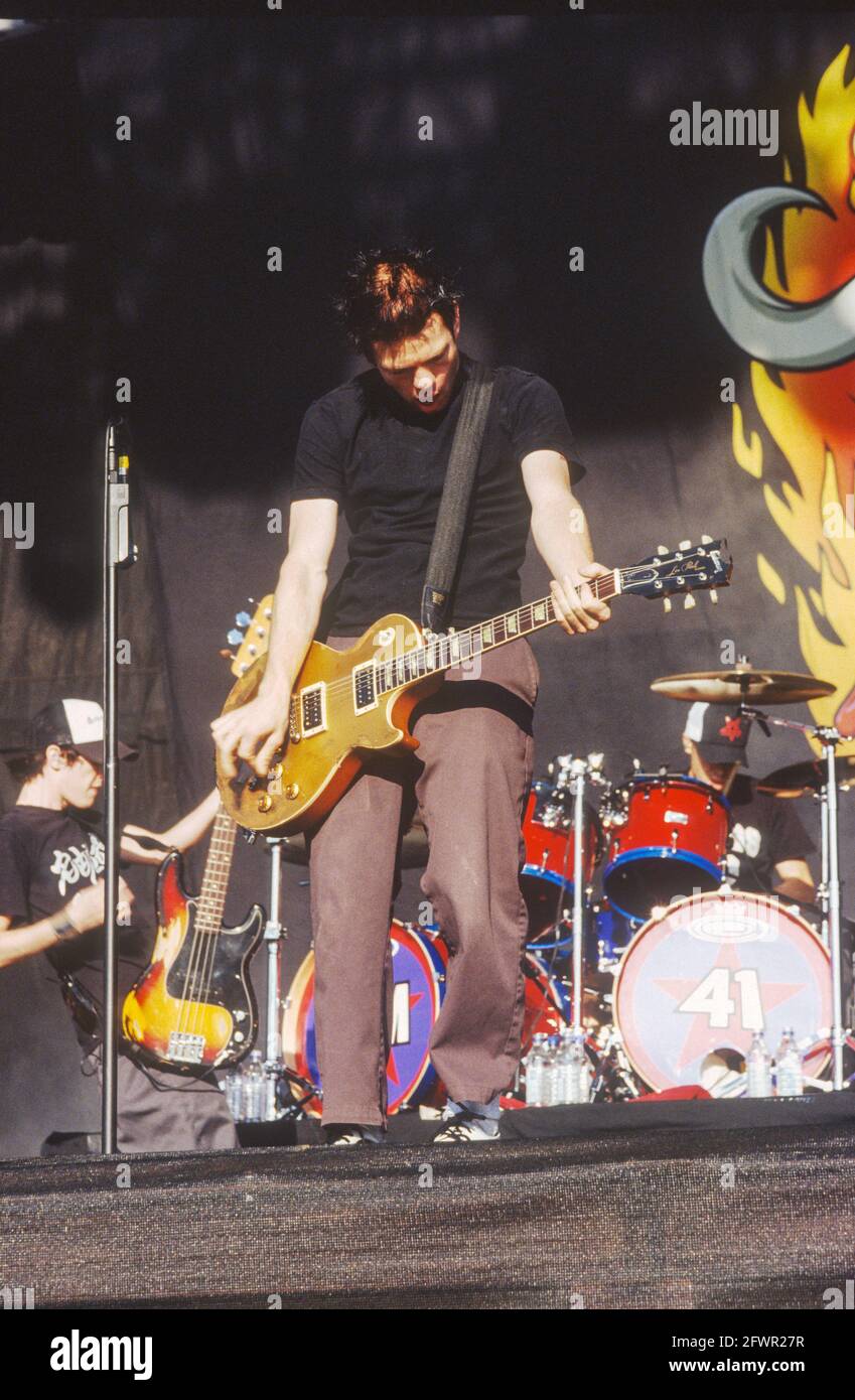 Sum 41 performing at the Reading Festival 2002, Reading, Berkshire ...