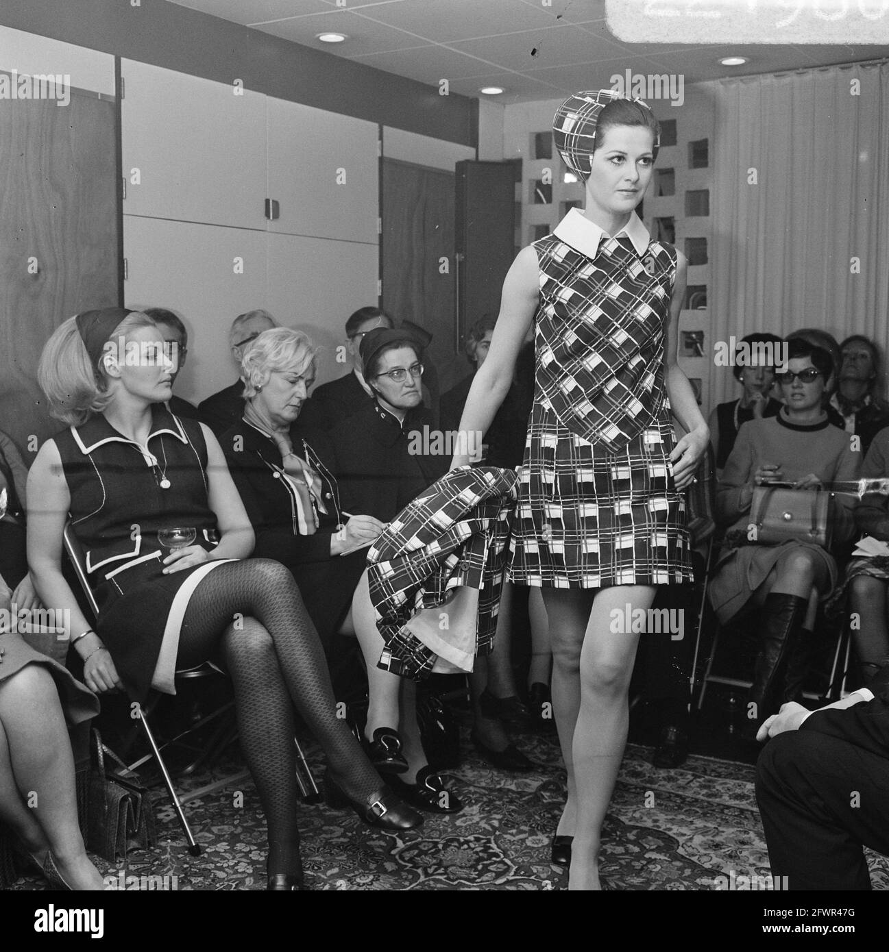 Couturier Edgar Vos shows new collection. Ada Kok looks on at fashion ...