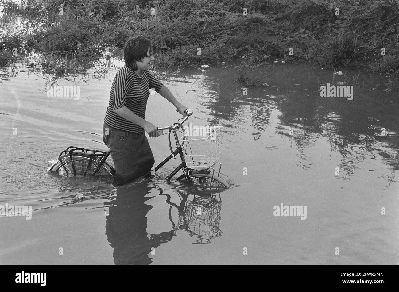 Water nuisance in Almere due to heavy rainfall, July 21, 1987 ...