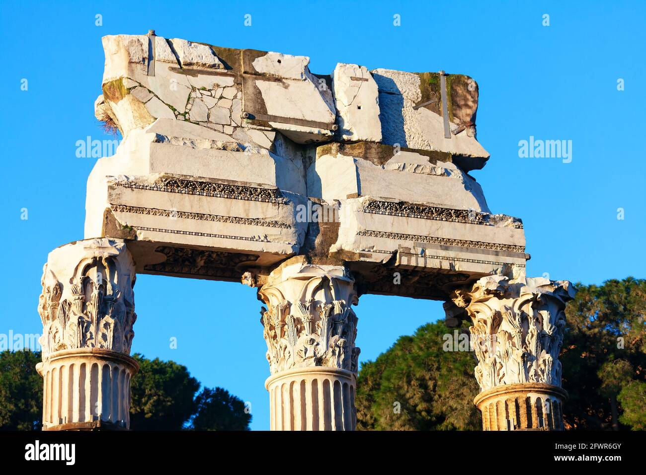 Columns of Roman Forum in Rome . Ruins of Corinthian columns . Famous ...