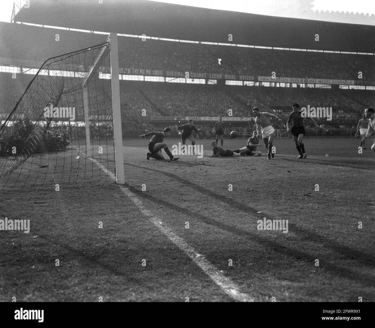Netherlands against Belgium 9-1, Faas Wilkes scores 6-0, October 4 ...