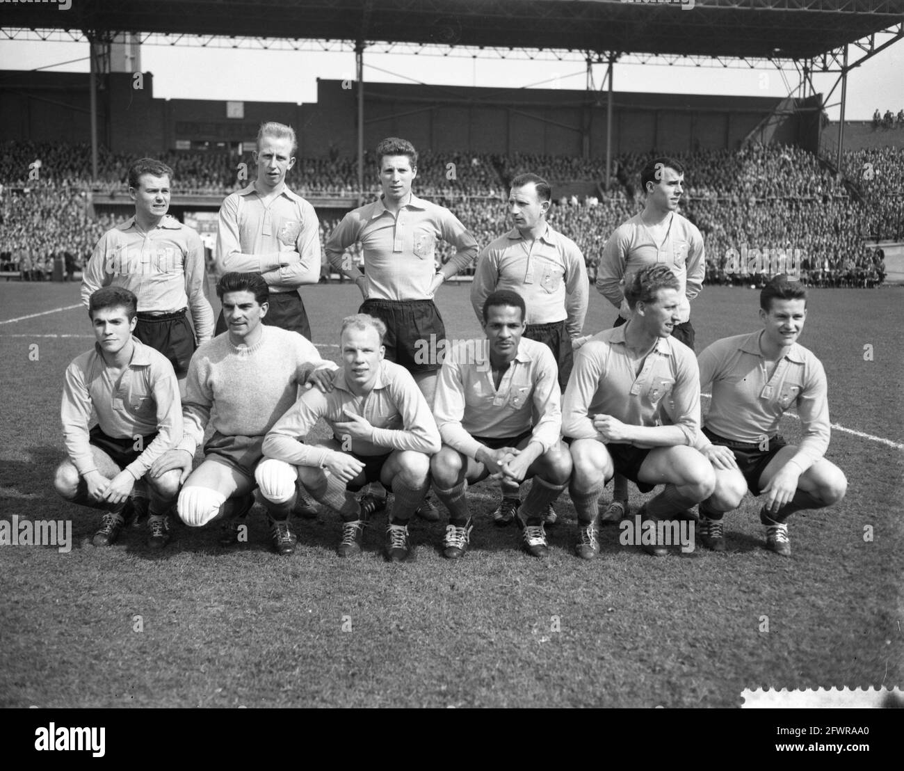 Sports teams kneeling hi-res stock photography and images - Alamy