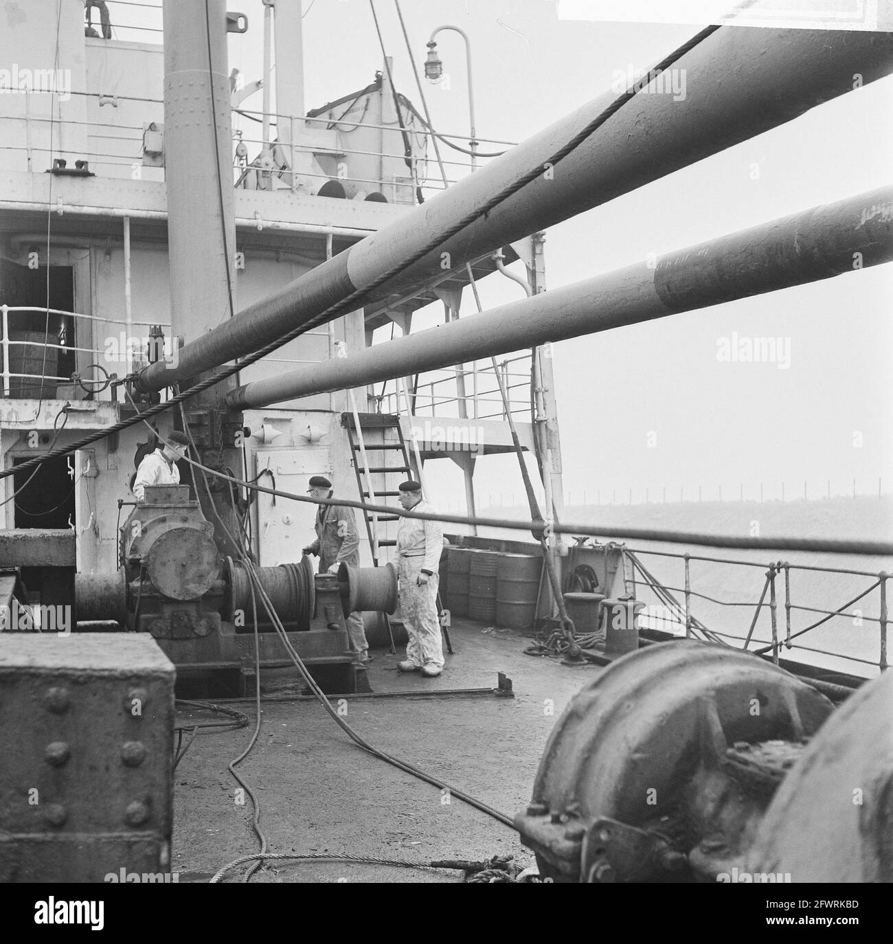 Shipwrecks on shore Black and White Stock Photos & Images - Alamy