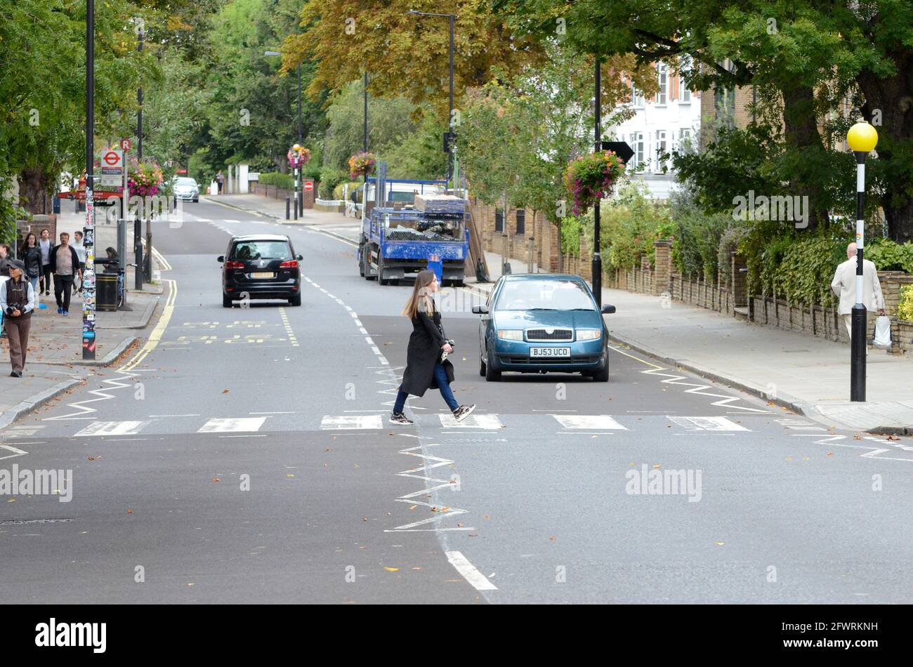 Abbey road people crossing hi-res stock photography and images - Alamy