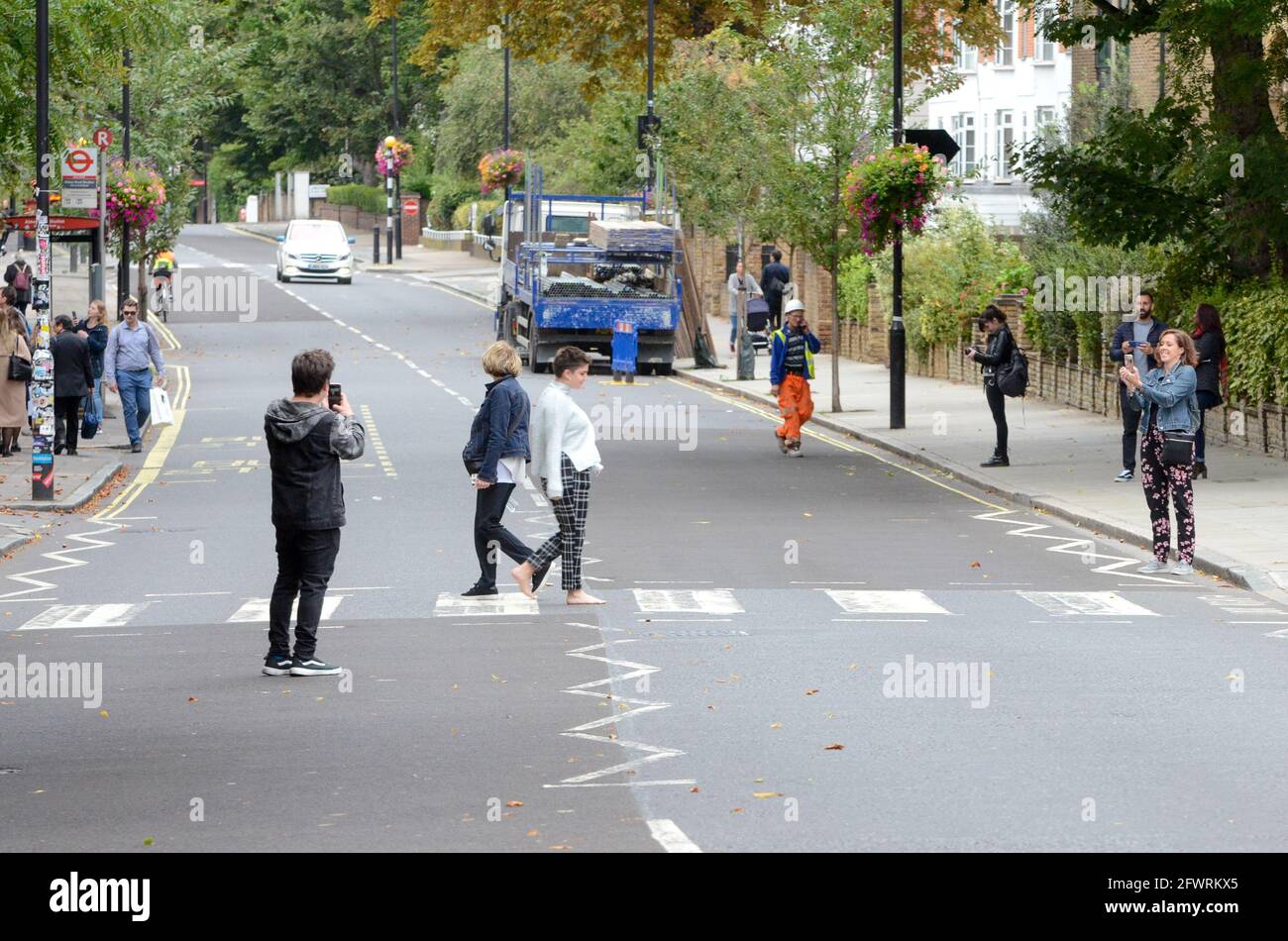 Abbey road people crossing hi-res stock photography and images - Alamy