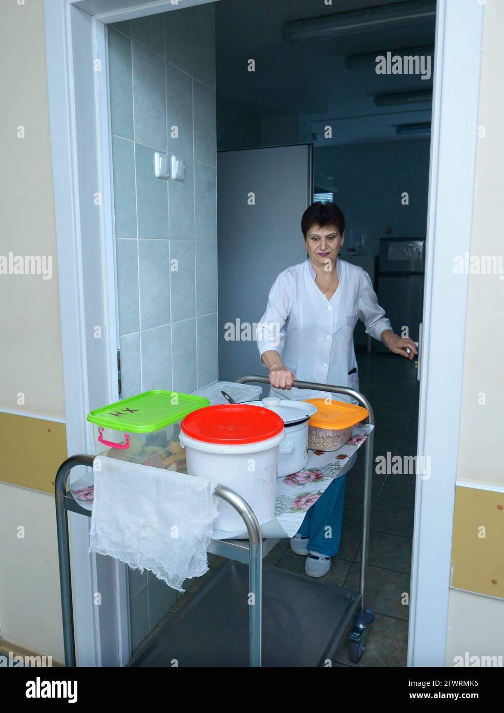 Hospital food trolley hi-res stock photography and images - Alamy