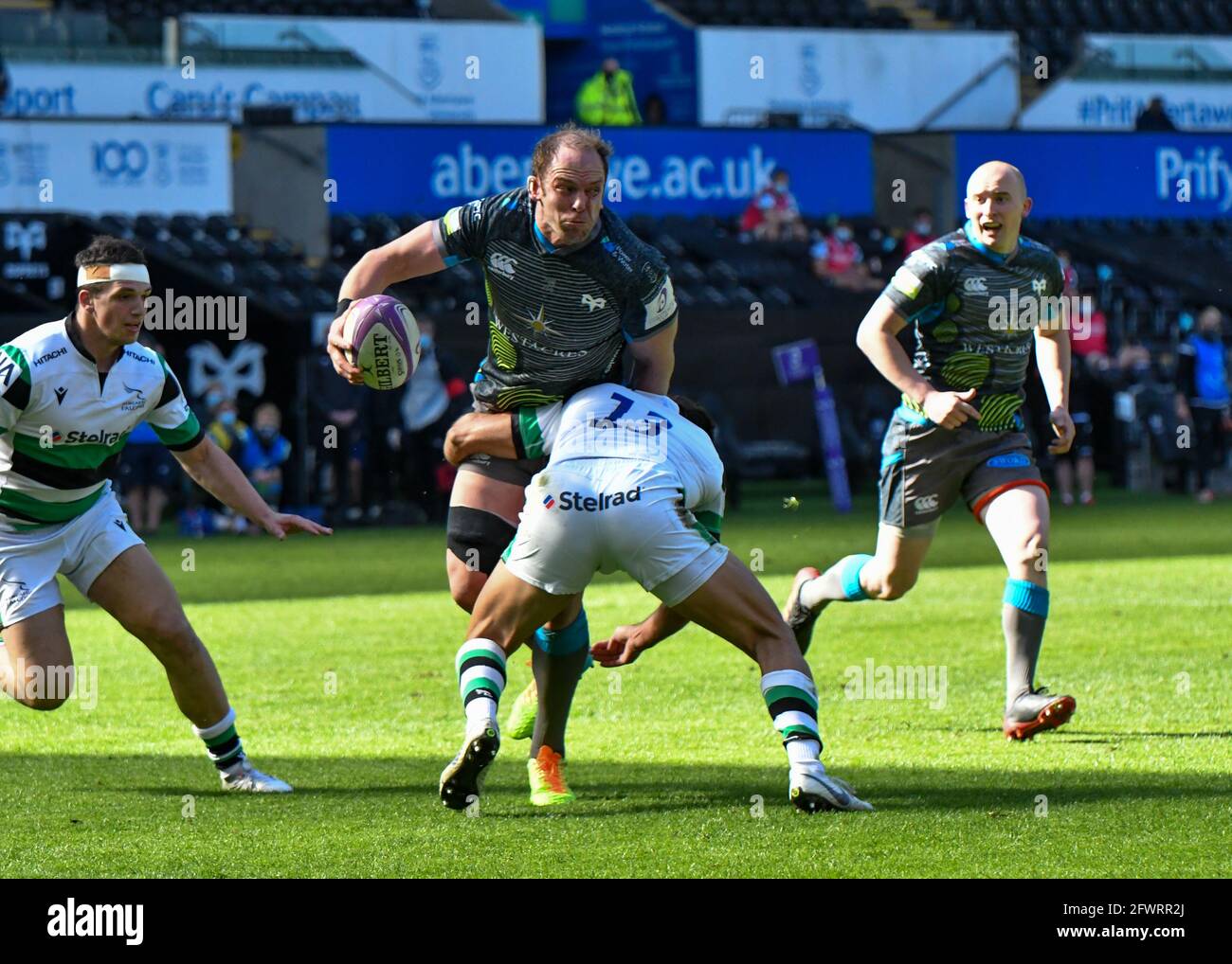 Ospreys rugby player duncan jones hi-res stock photography and images ...