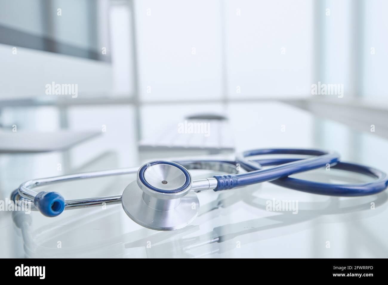 Doctor vintage waiting room hi-res stock photography and images - Alamy