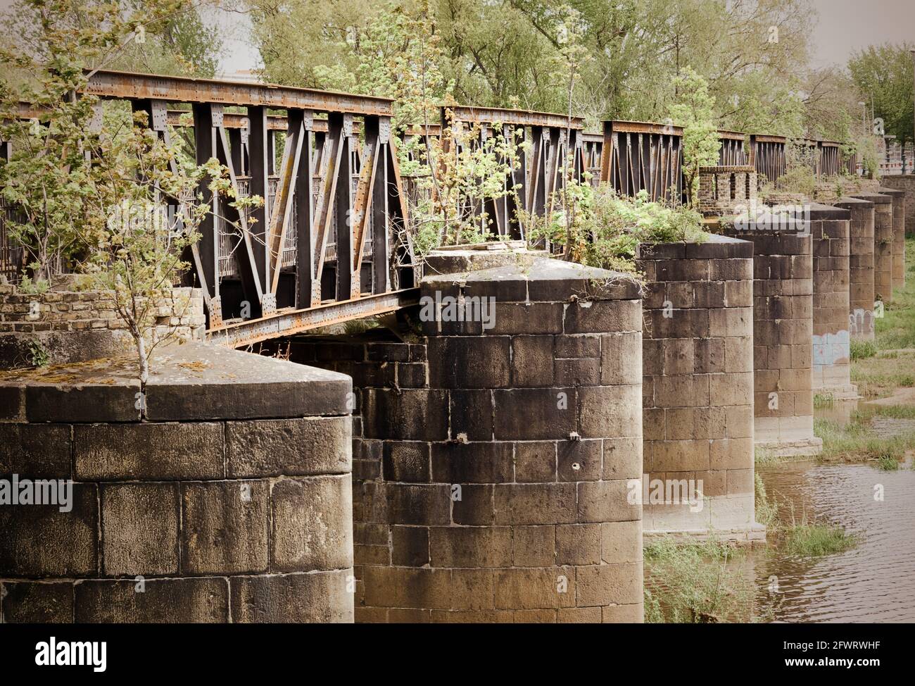 Cast iron pillars hi-res stock photography and images - Alamy