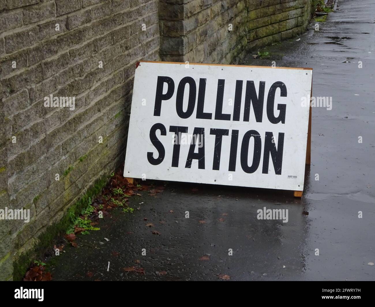 Polling station signage hi-res stock photography and images - Alamy