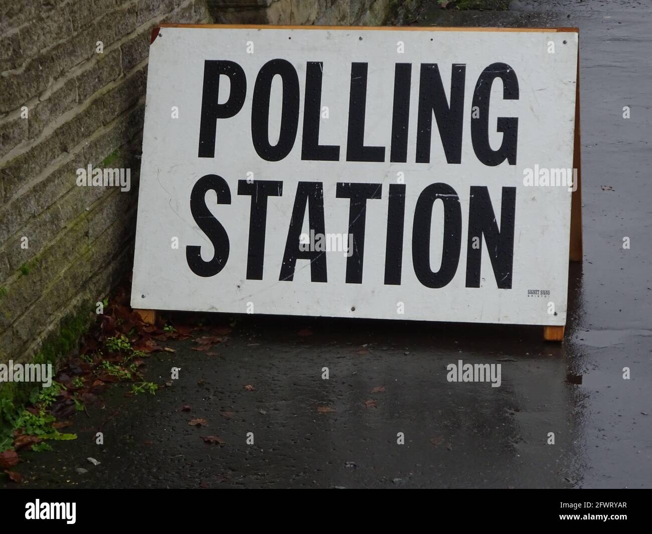 Polling Station sign Stock Photo - Alamy