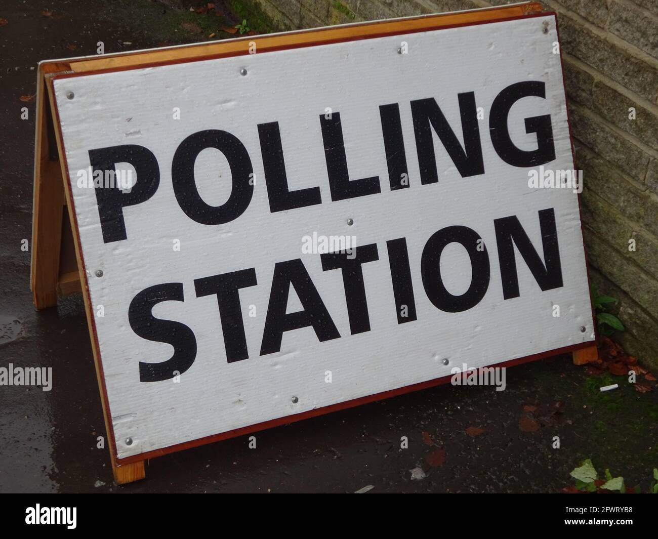 Voting location signage hi-res stock photography and images - Alamy