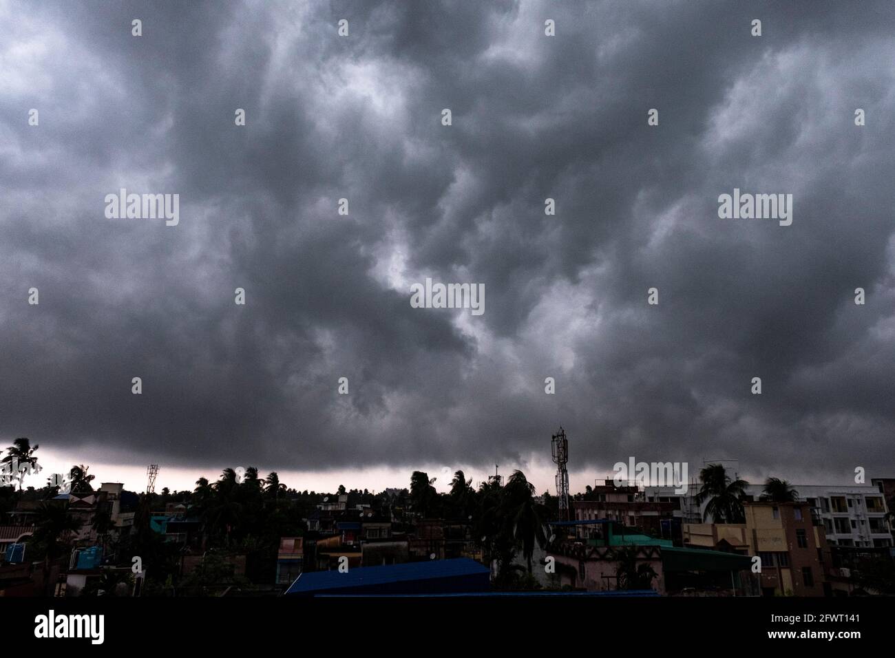 View of a dense cloud formation in Kolkata before the Super Cyclone ...
