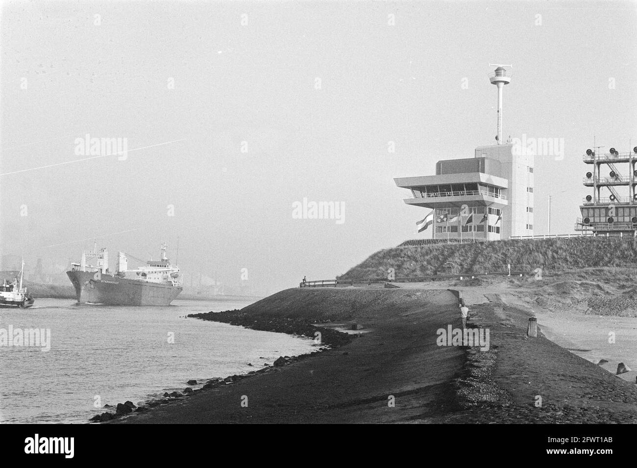 New port operations center hi-res stock photography and images - Alamy