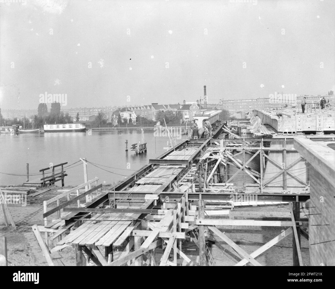 New Amstel bridge under construction, 13 October 1953, bridge ...