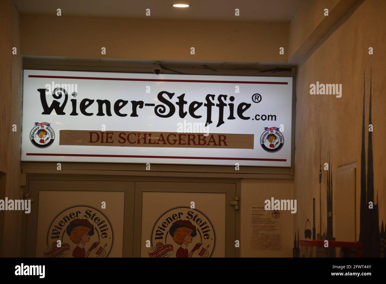 Schlagerbar hi-res stock photography and images - Alamy