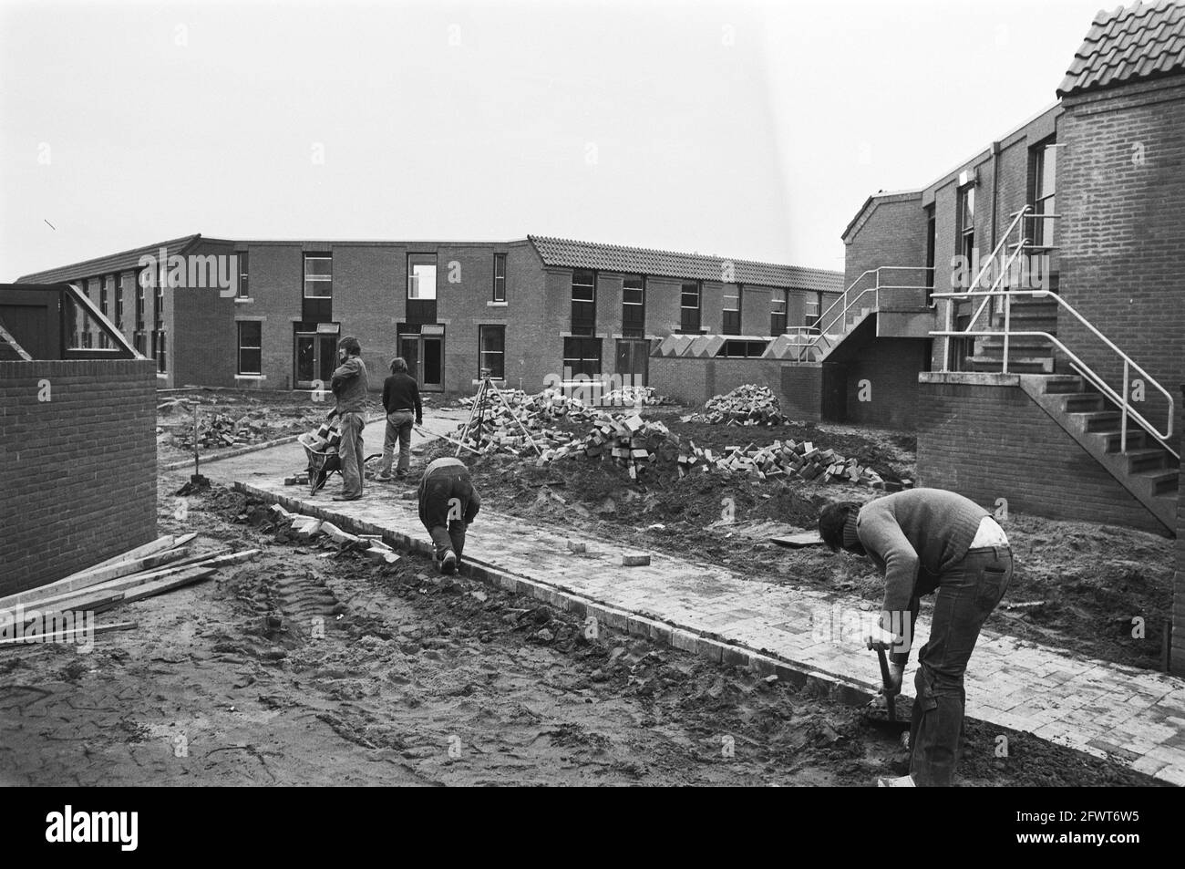 Almere, November 30 first residents arrive; tiling of sidewalks ...