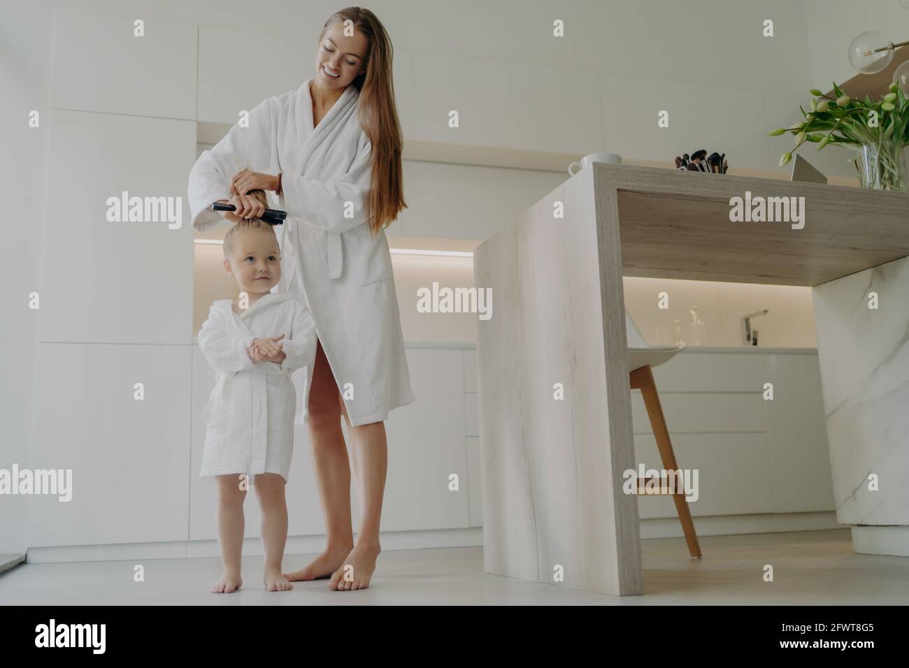 Mother taking bath with daughter hi-res stock photography and images ...
