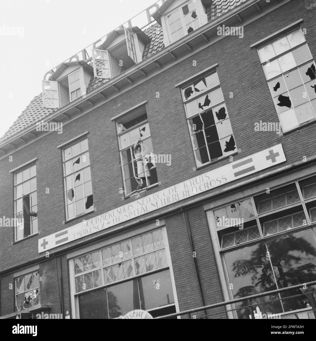 Emergency hospital Dutch Red Cross in Arnhem, August 1945, recovery ...