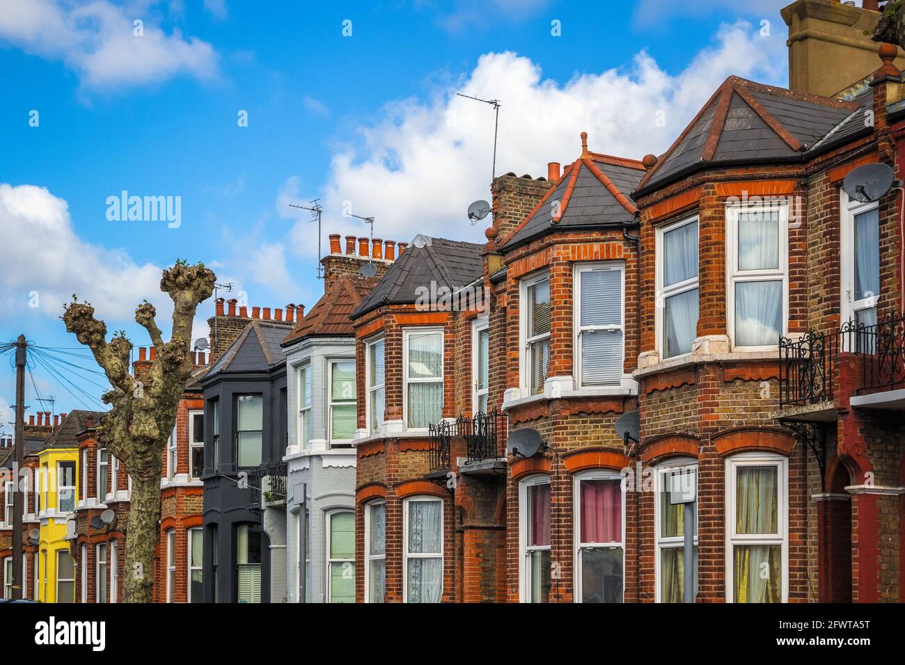 A row of typical red brick British terraced houses around Kensal Rise ...