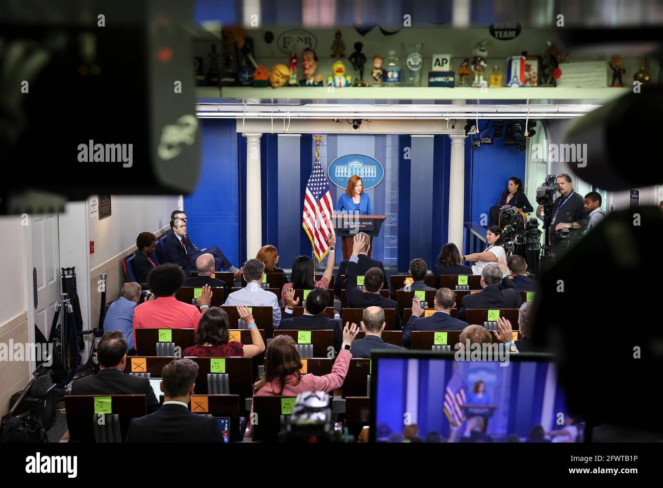 Reporters rise their hands during the daily press briefing with White ...