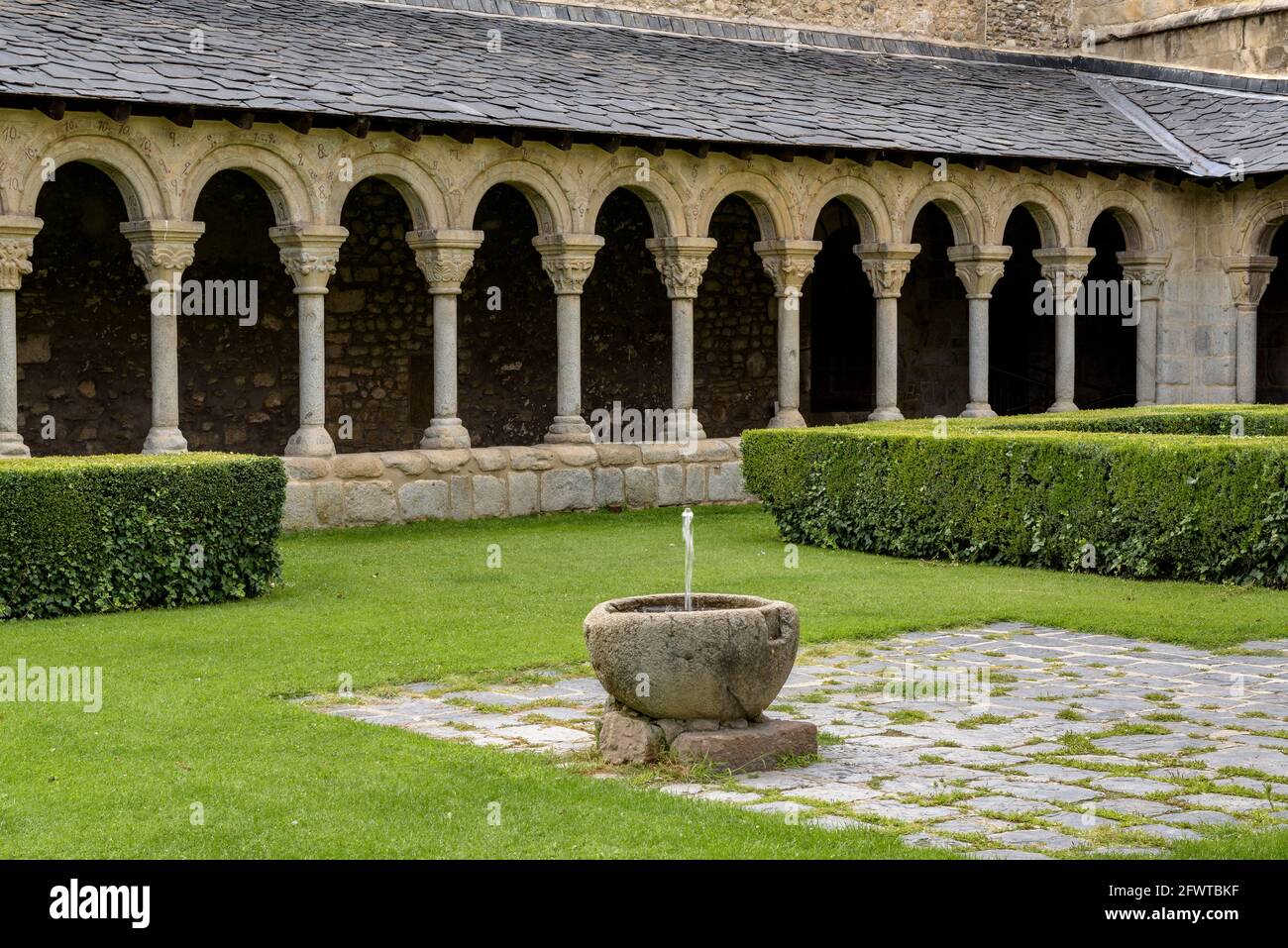 Claustro de la catedral medieval hi-res stock photography and images ...