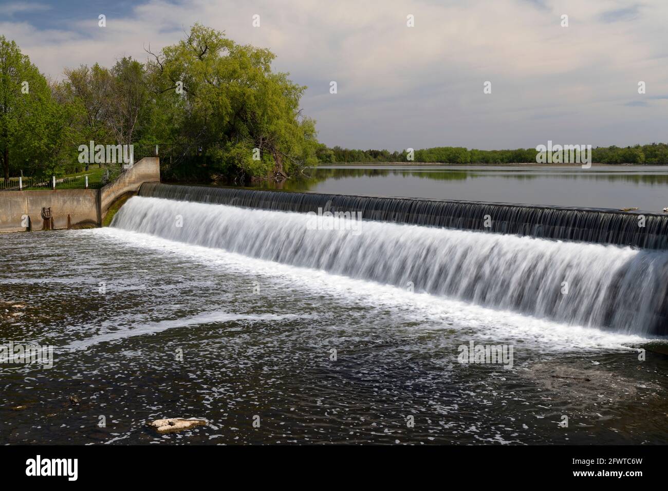 Mill pond dam hi-res stock photography and images - Alamy