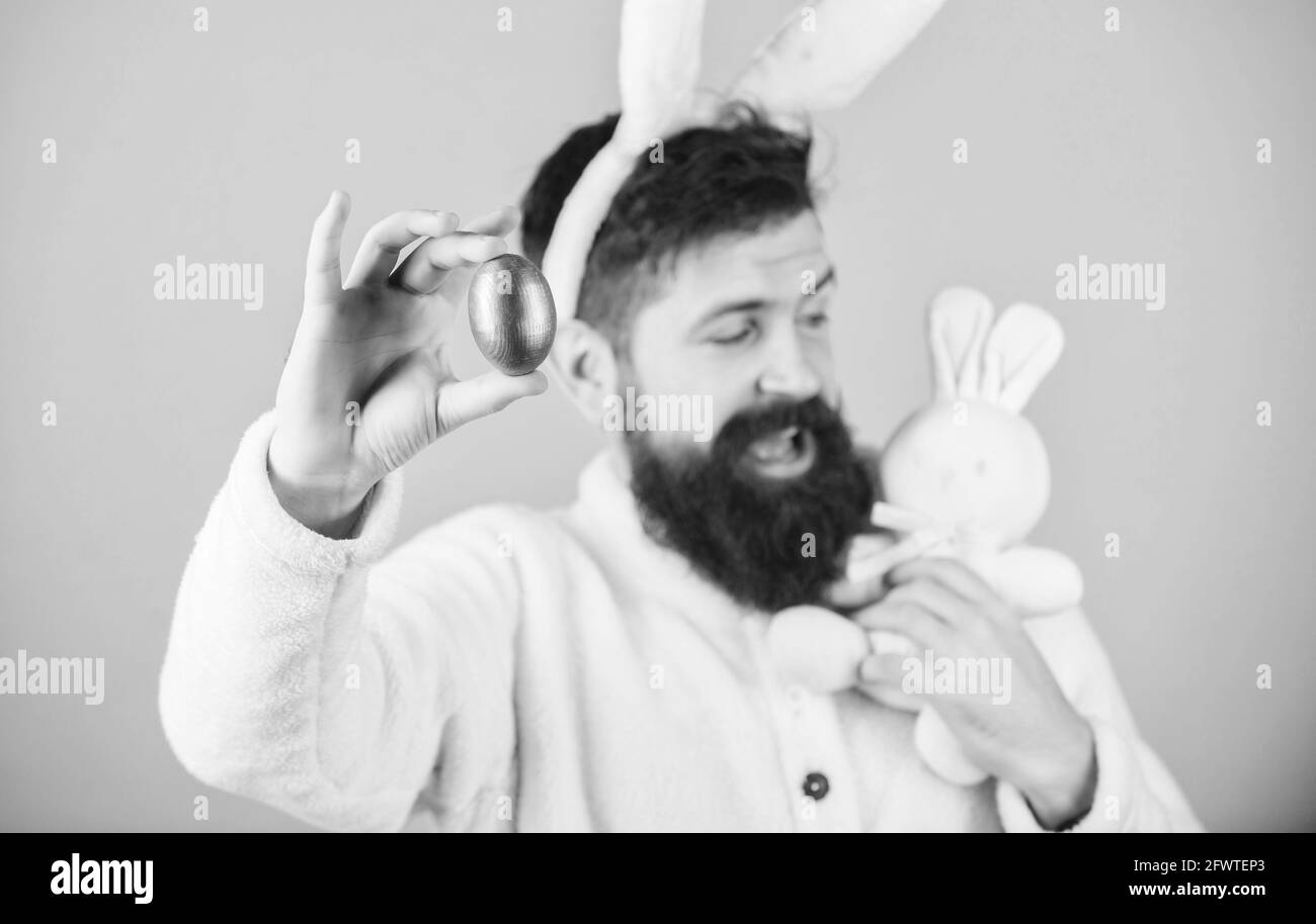 Why does he deliver the eggs. Easter bunny delivering colored eggs ...